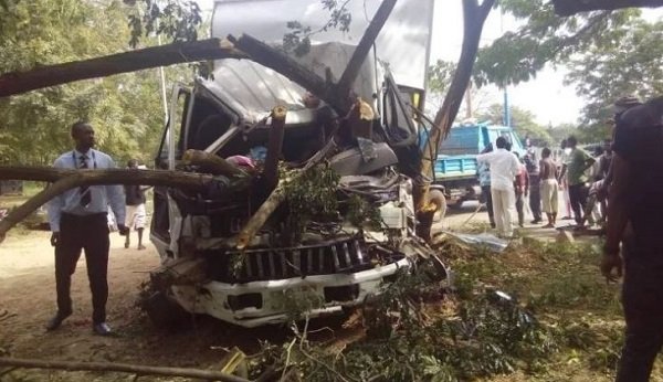 Truck driver narrowly escapes death after accident (Photo) Truck driver narrowly escapes death after accident (Photo)