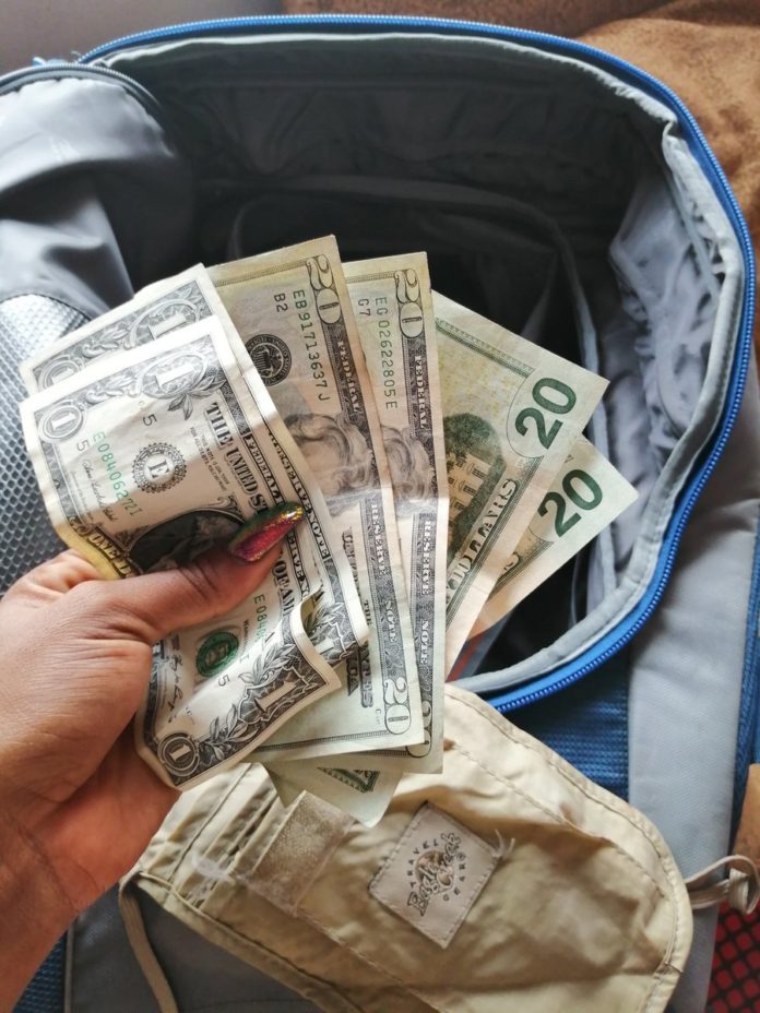 Lady finds dollars in a second-hand bag she bought - GhPage