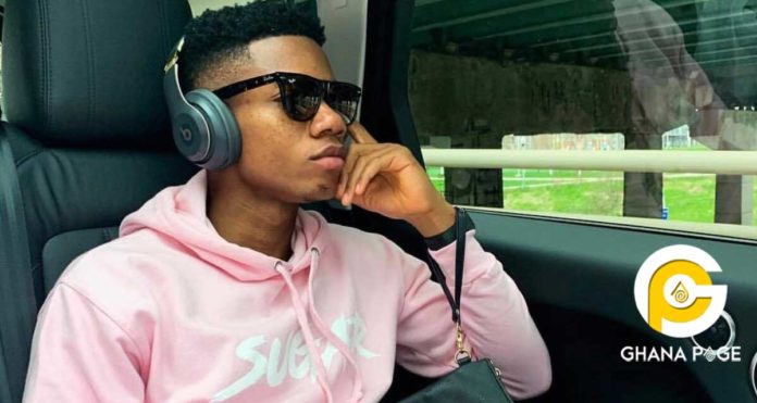 Photos of Kidi rooted as he takes photos with Fella Makafui hits the ...
