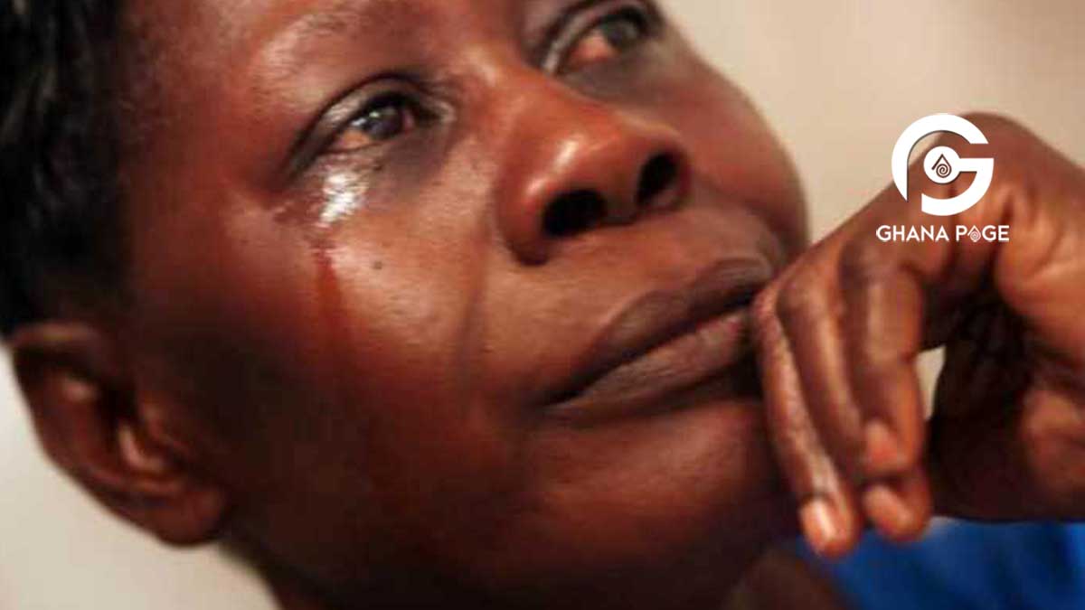 Lady drags her buttocks on the street to curse boyfriend who dumped her