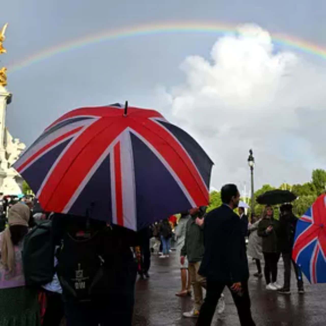 How a rainbow appeared over Buckingham Palace before Queen Elizabeth II ...