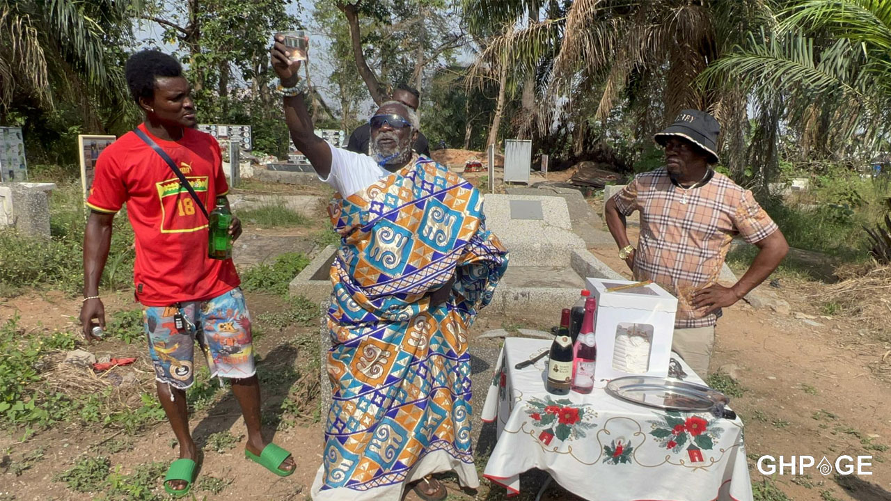 Oboy Siki celebrates birthday at the cemetery - GhPage