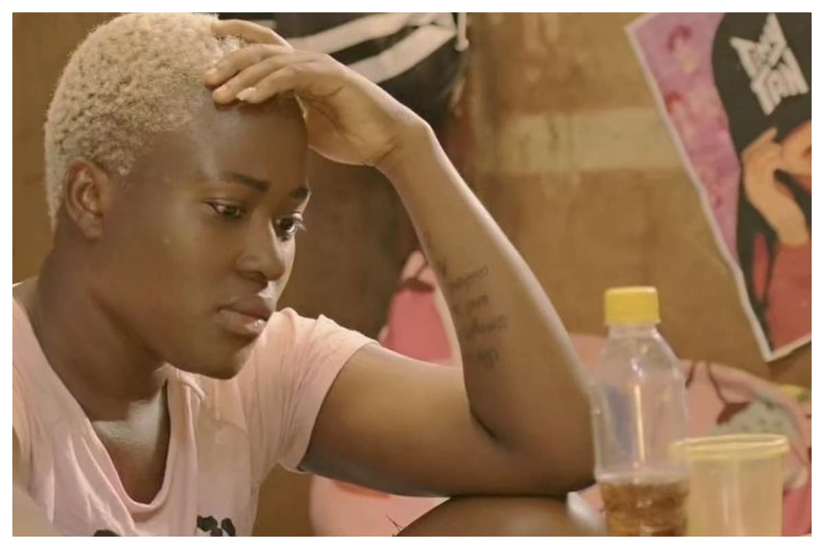 Medikal please write my name back on your hand- picture of Fella ...